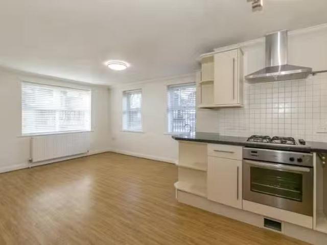 Cheap 2 bedroom apartment for rent in Kings Park Drive, Kings.