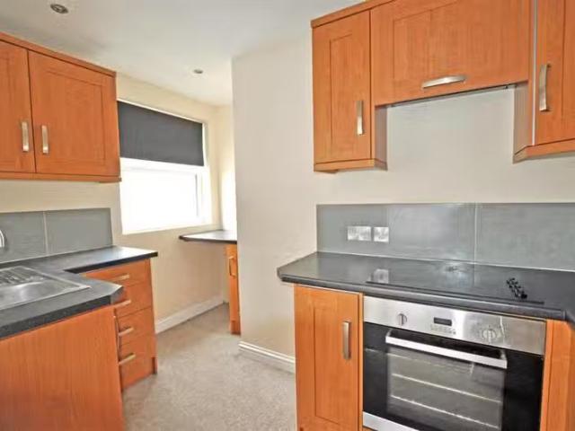 Deal! 2 bedroom apartment for rent in High Street, Hailsham, B.