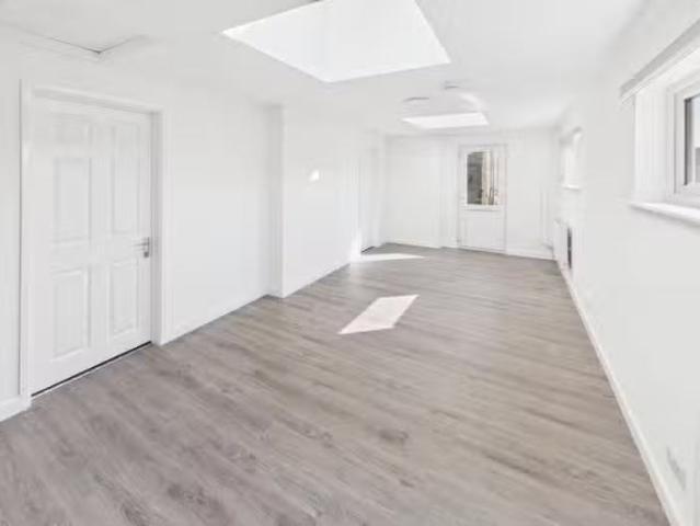 Rental! 2 bedroom apartment for rent in High Street, Portishea.