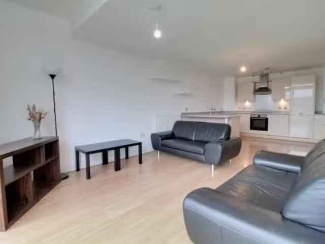 Charming 2 bedroom apartment for rent in Longleat Avenue, Park.