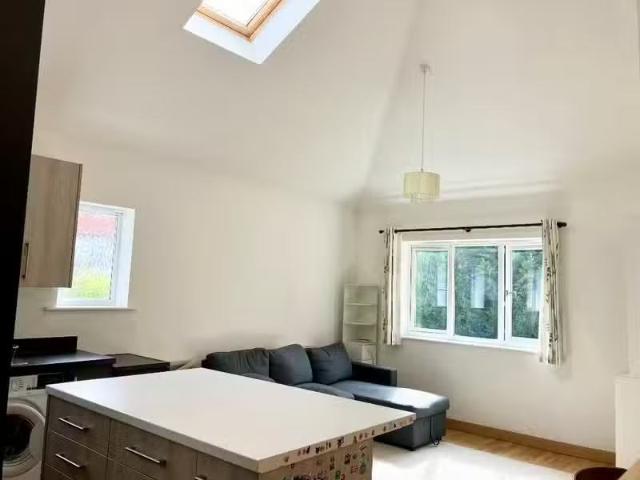 Charming 2 bedroom apartment for rent in Sanders Place, Camp R.
