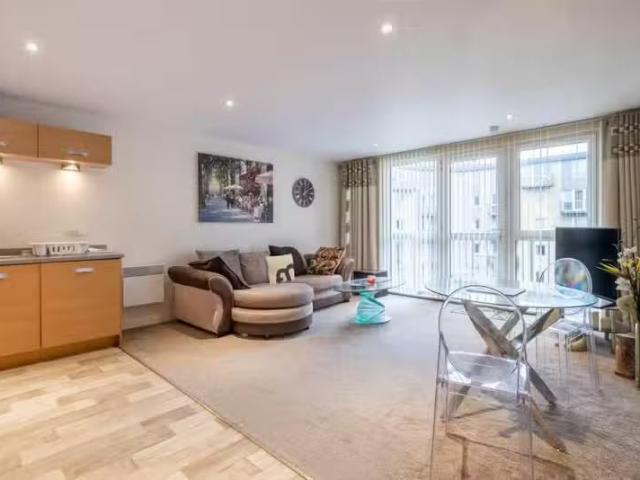 For Rent! 2 bedroom apartment for rent in Quartz, Hall Street.