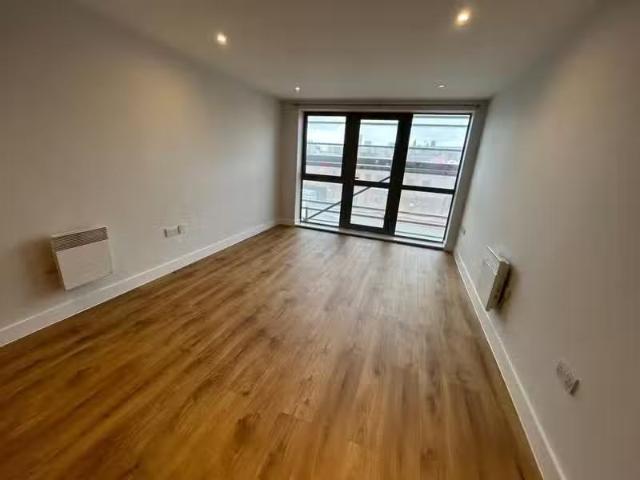 Cozy 2 bedroom apartment for rent in The Quartz, B18