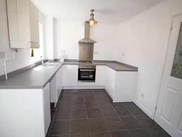 Just in! 2 bedroom end of terrace house for rent in Heathbrook.