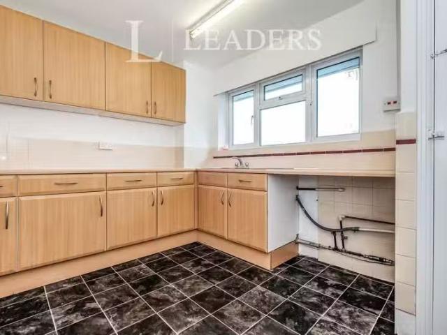 Cozy 2 bedroom flat for rent in Meadway Court, BN13