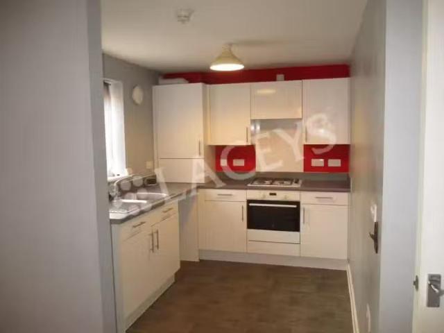 Cozy 2 bedroom flat for rent in Montacute Road, Houndstone, Ye.