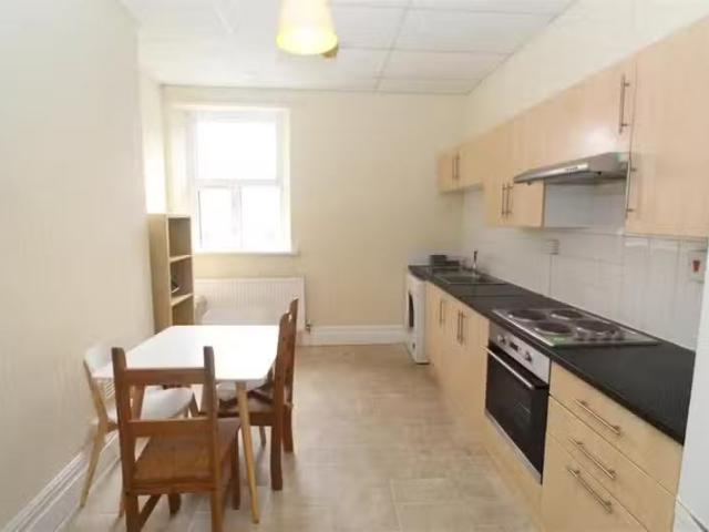 Cozy 2 bedroom flat for rent in Morlais Street, Roath, Cardiff.