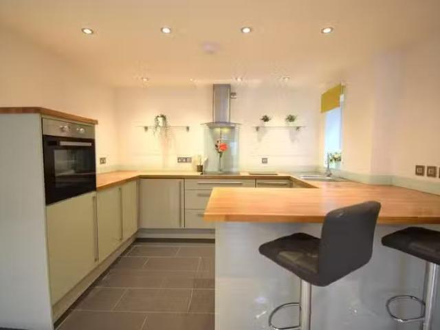 Just in! 2 bedroom flat for rent in Barcliffe Mews, Barcliffe.