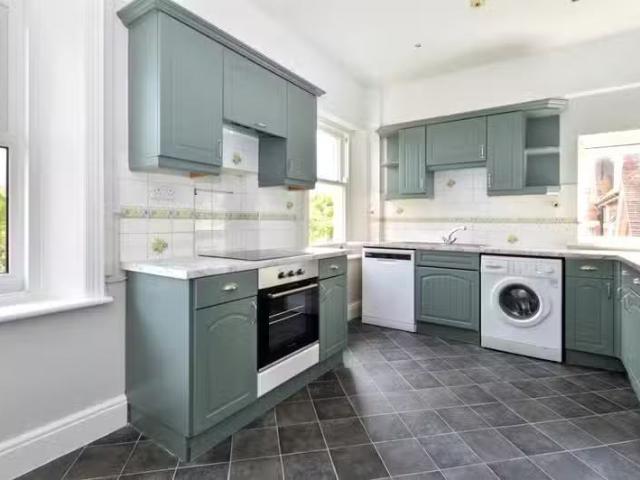 Just in! 2 bedroom flat for rent in Fairfield Road, Eastbourne.