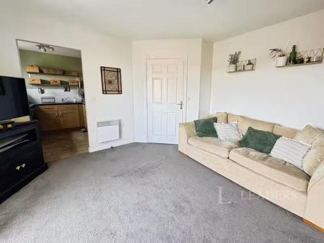 Rental! 2 bedroom flat for rent in Garden Court, Design Close.