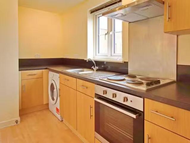 For Rent! 2 bedroom flat for rent in The Hedgerows, Bradley St.