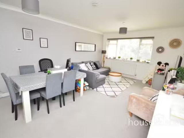 Just in! 2 bedroom flat for rent in The Moorings, 40 Talbot Av.