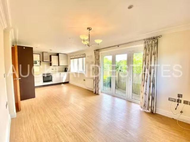 For Rent! 2 bedroom ground floor flat for rent in Bluebridge R.