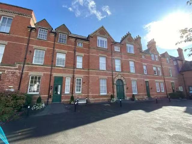 Rental! 2 bedroom ground floor flat for rent in High Street, R.