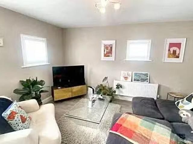 Unique 2 bedroom ground floor flat for rent in Strathearn Driv.