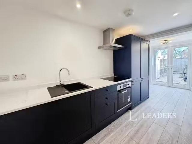 Deal! 2 bedroom house for rent in Dunalley Parade, Cheltenham.