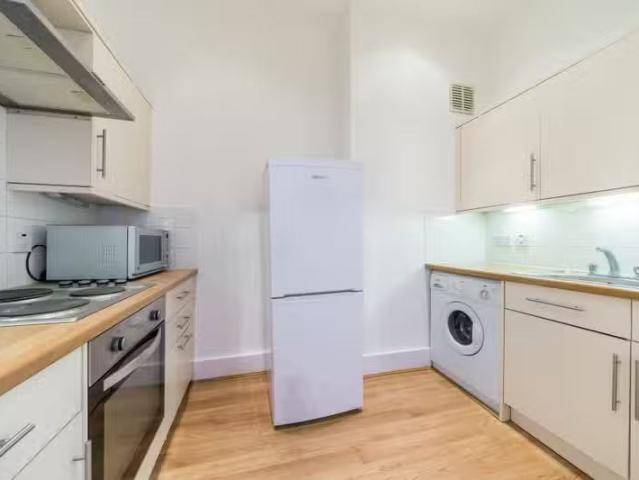 For Rent! 2 bedroom property to let in Earls Court Road, Earls.
