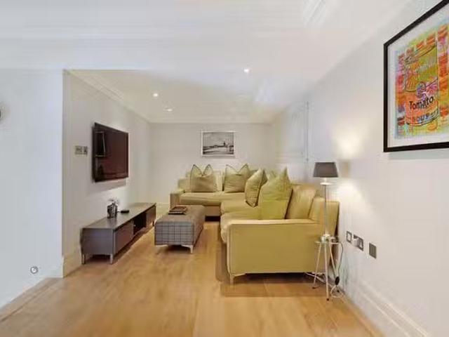 Cozy 2 BR Chilworth Mews