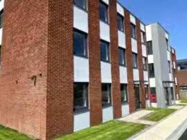 Nice 2 BR Property & Houses to Rent: Fleet Road, Fleet, Hampsh.