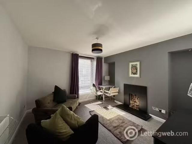 Cozy 2 BR Property to rent in 8b Menzies Road, Aberdeen, AB11.