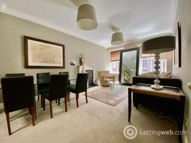 Cheap 2 BR Property to rent in Thistle Street Lane North West.