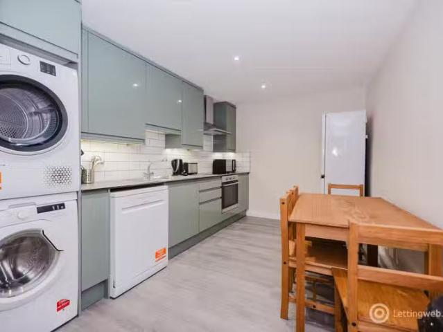 Deal! 2 BR Property to rent in West Nicolson Street, Edinburgh.