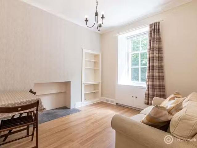 Cozy 2 BR Property to rent in Duddingston Road West, Edinburgh.