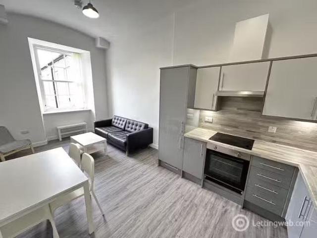 Cozy 2 BR Property to rent in Flat 13 Old Mill, Guthrie Street.