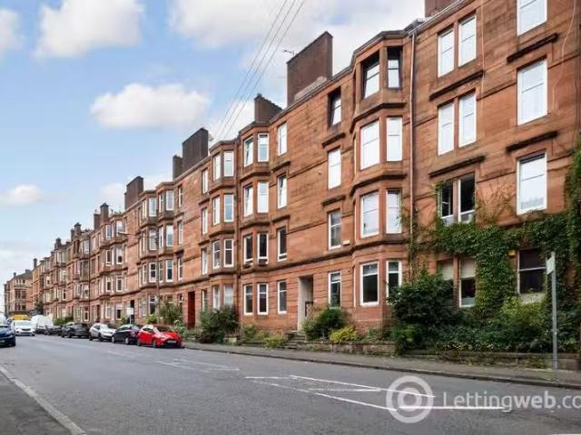 Cozy 2 BR Property to rent in Garrioch Road, North Kelvinside.