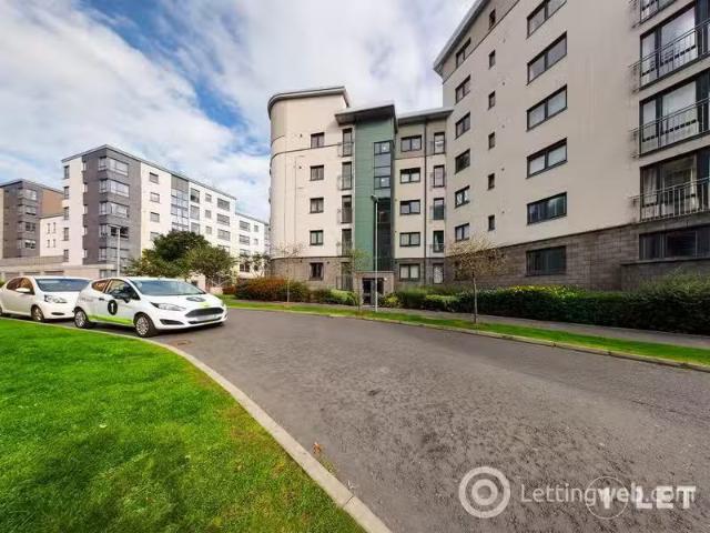Cozy 2 BR Property to rent in Lochend Park View, Leith, Edinbu.