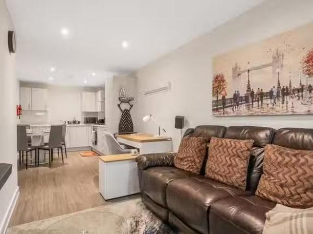 Just in! 2 BR Warrington Lane
