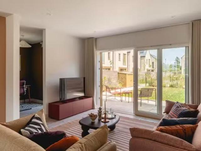 Deal! 3 BA 3 bedroom terraced house for rent in Milne Avenue.