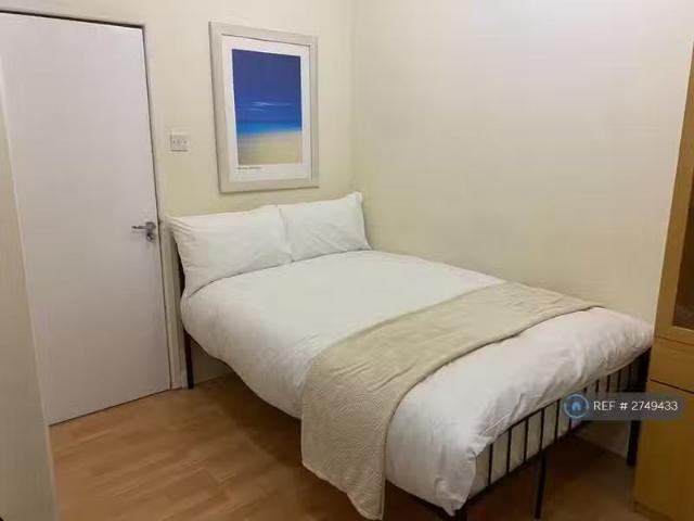 Cozy 3 BA 1 bedroom flat share for rent in Nantwich Road, Crew.