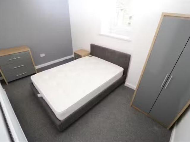 Nice 3 BA 1 bedroom house share for rent in Park Street, Trefo.