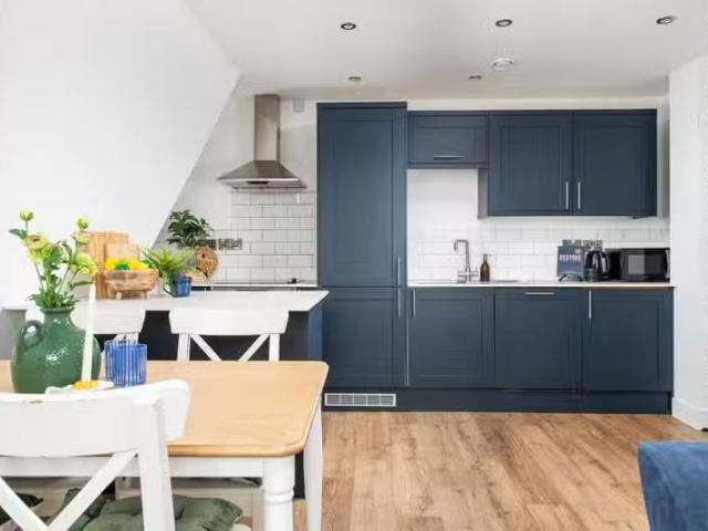 Nice 3 BA 1 bedroom house share for rent in Westbourne Grove.