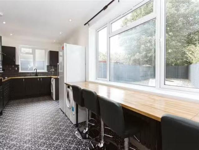 Deal! 3 BA 1 bedroom semi detached house for rent in Hunters W.