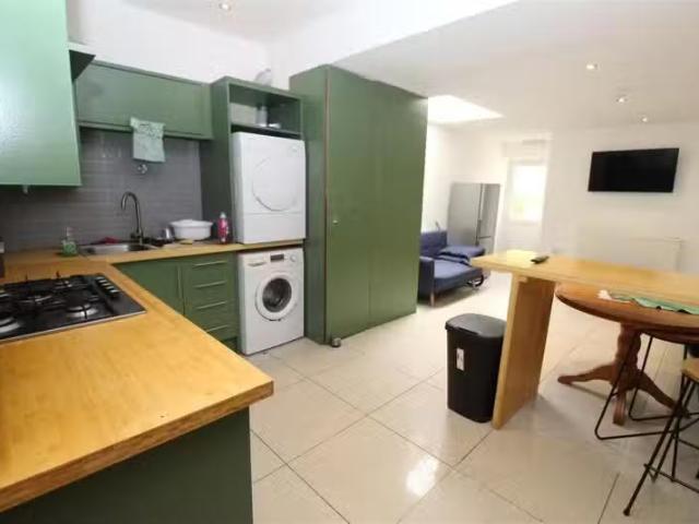 Charming 3 BA 7 bedroom house for rent in Thesiger Street, Car.