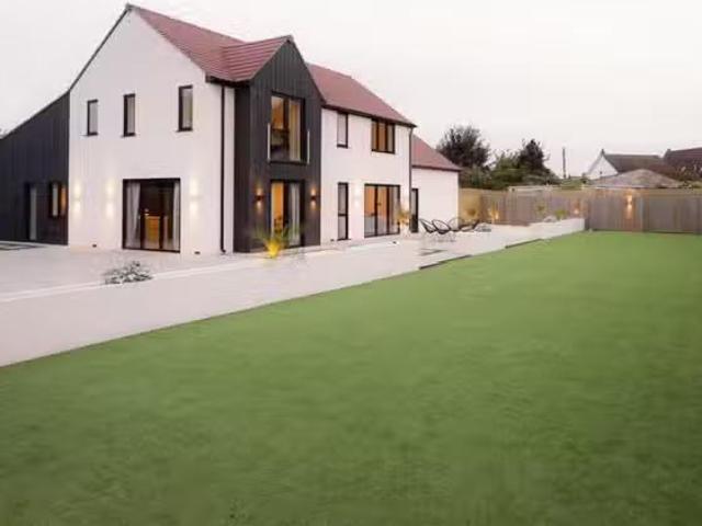 Just in! 3 BA 4 bedroom detached house for rent in Moorhouse L.