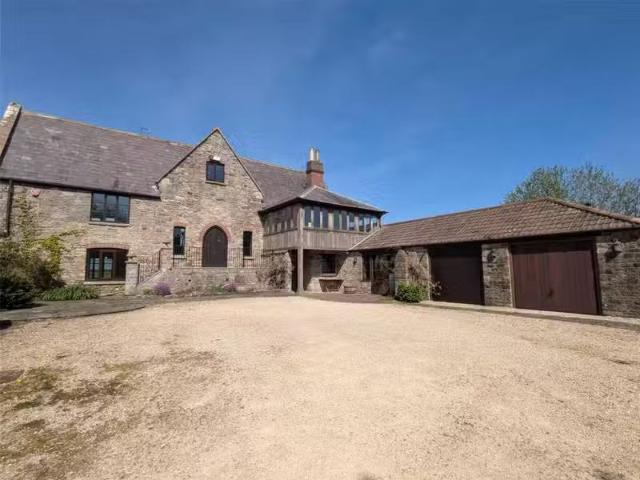 Just in! 3 BA 4 bedroom detached house for rent in Nupdown Lan.