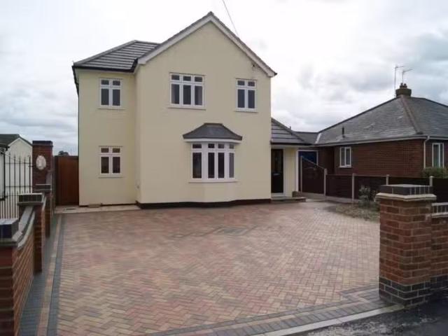 Cozy 3 BA 4 bedroom detached house for rent in Barbrook Lane.
