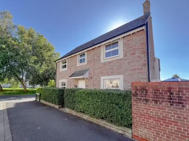 Cheap 3 BA 4 bedroom detached house for rent in Curlew Place.