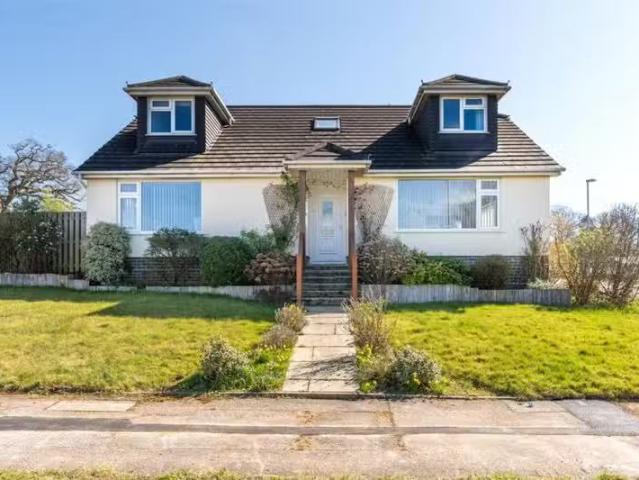 Deal! 3 BA 4 bedroom detached house for rent in Glendale Close.