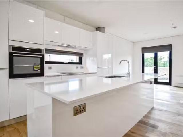 Cheap 3 BA 4 bedroom semi detached house for rent in Lockhart.