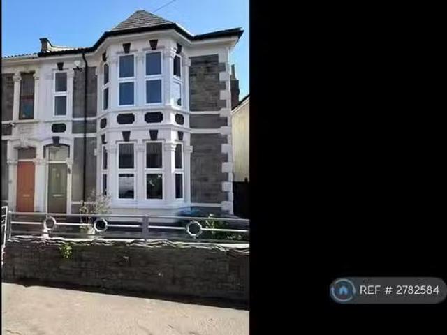 Cheap 3 BA 4 bedroom semi detached house for rent in The Avenu.