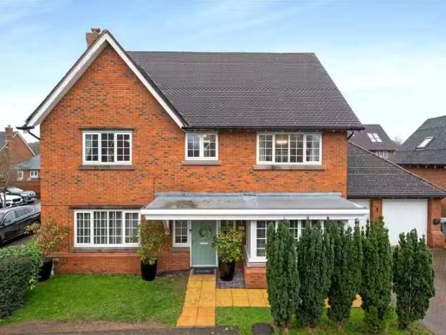 Rental! 3 BA 5 bedroom detached house for rent in Little Lakes.