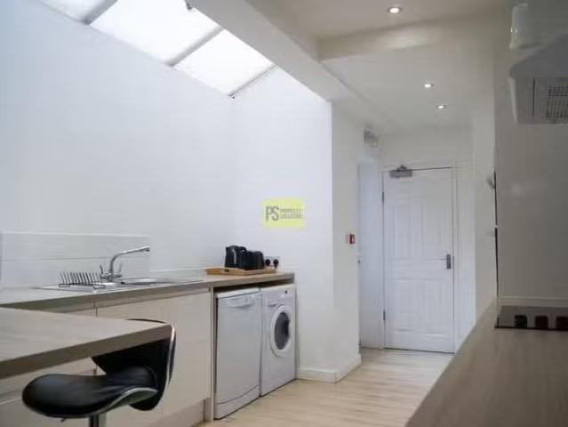 Cheap 3 BA 5 bedroom terraced house for rent in Tiverton Road.
