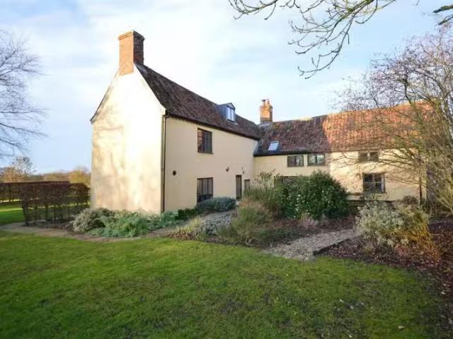 Charming 3 BA 6 bedroom farm house for rent in Bramfield, IP19