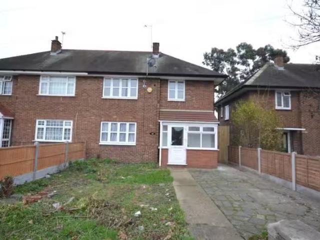 Rental! 3 bedroom terraced house for rent in Barley Lane, Ilfo.