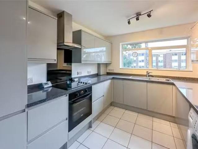 Deal! 3 bedroom apartment for rent in Summerhill Court, Avenue.