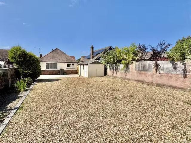 For Rent! 3 bedroom detached bungalow for rent in Pinewood Roa.